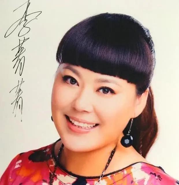 50-year-old Li Jingjing and her 21-year-old husband show their ...