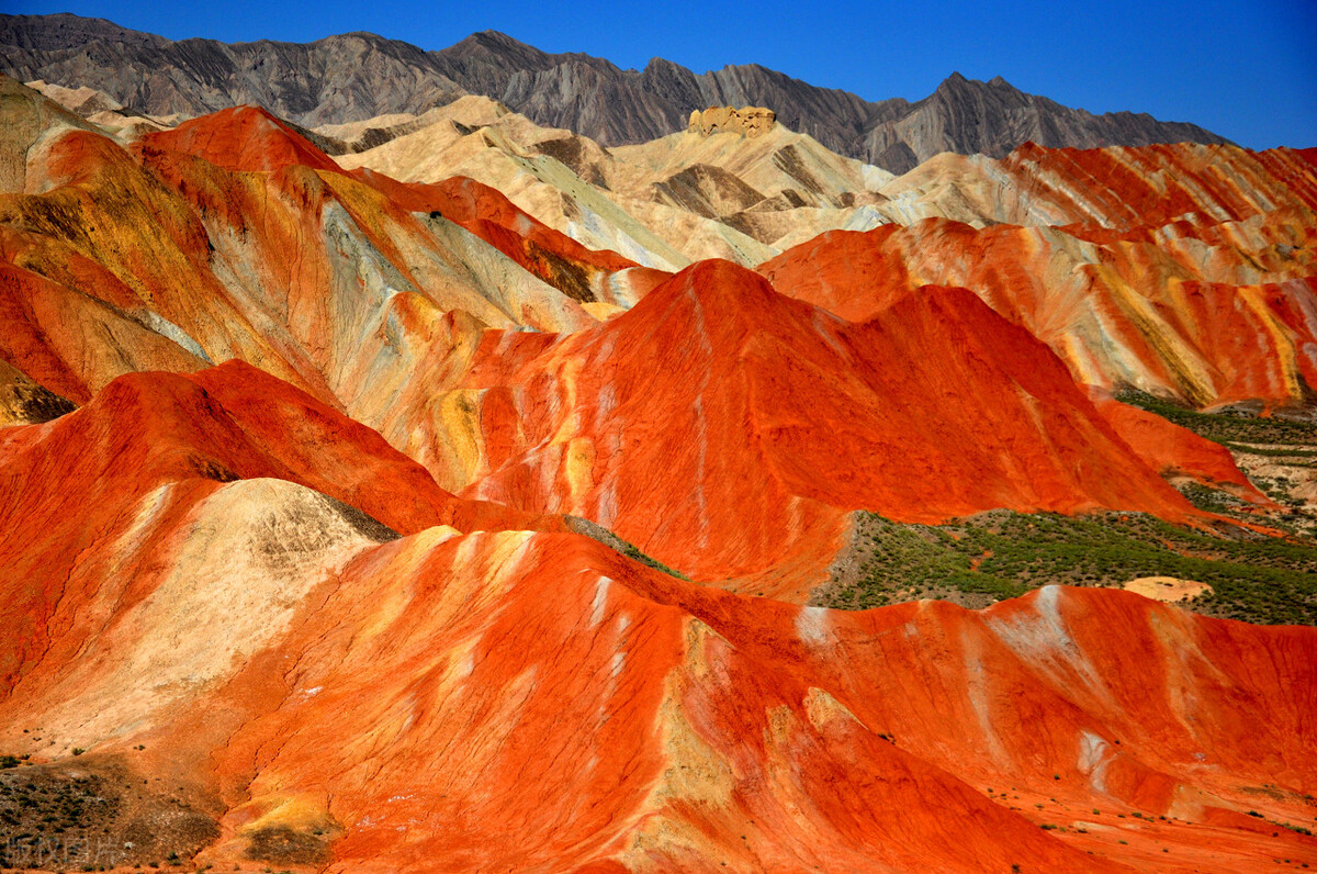 With a glimpse of the colorful Danxia, the mountains under the sky are ...