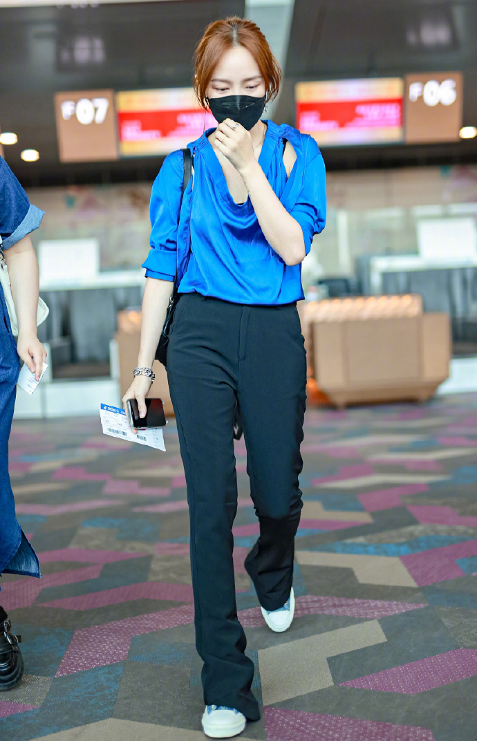 32-year-old Meng Jia walks in the airport show fashion, digs a hole in the blue shirt, mopping ...