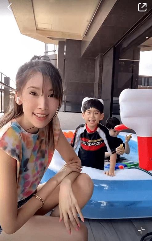 What a mansion!Chen Ruoyi is swimming at home with her twin sons, but ...
