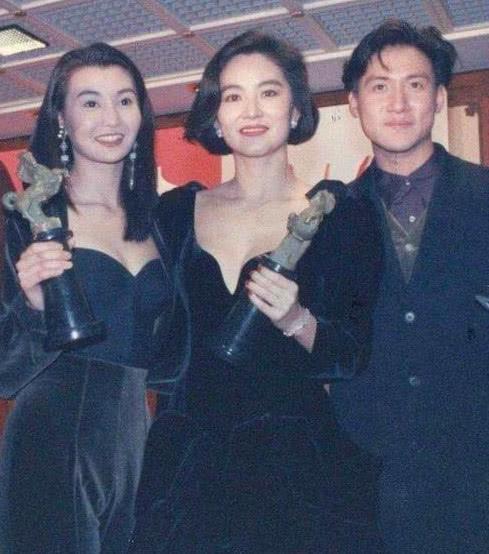 A group photo of Golden Horse Queen Lin Qingxia and her friend Liu ...