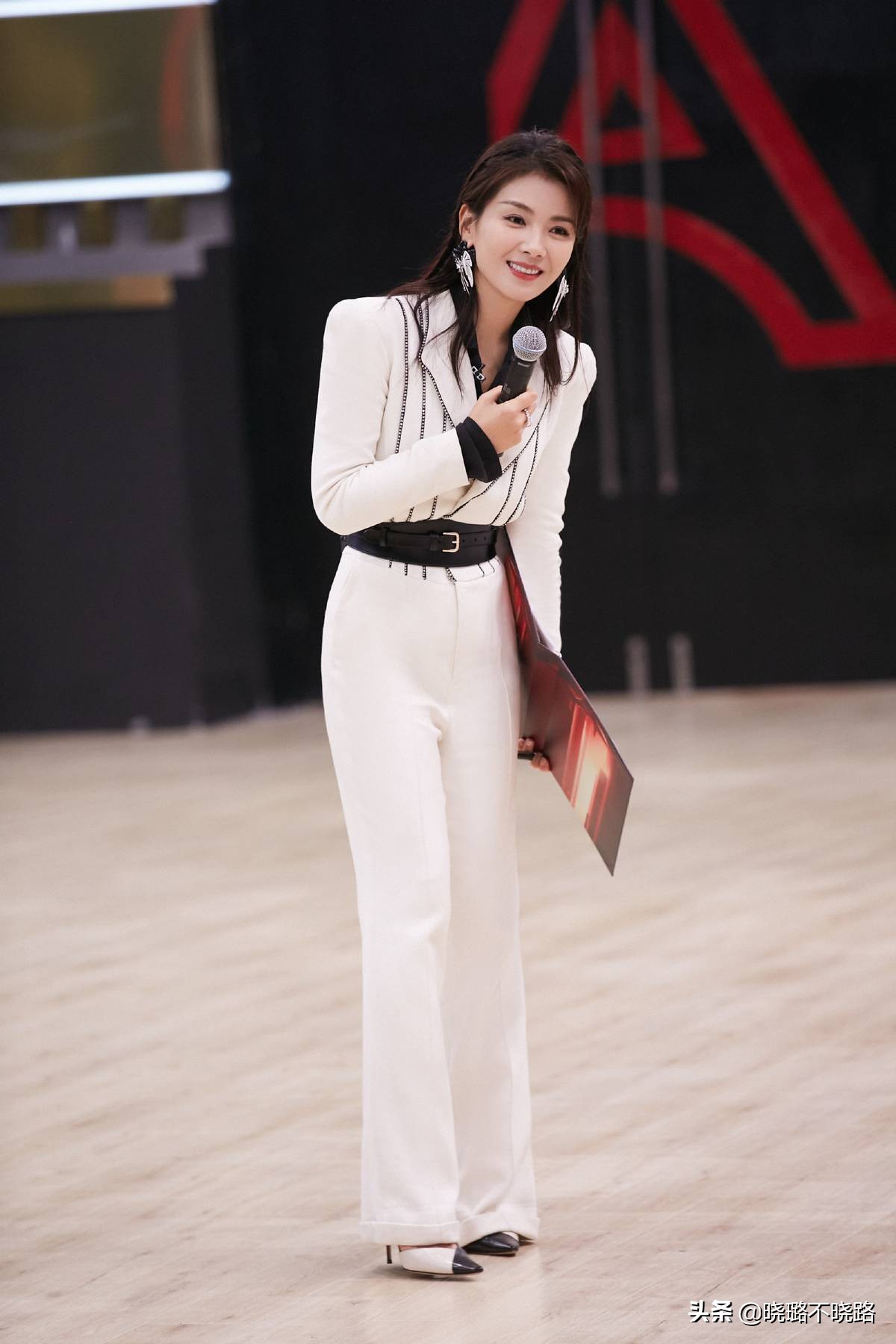 Liu Tao took the fire "shirt + wide-leg pants", elegant and long legs ...