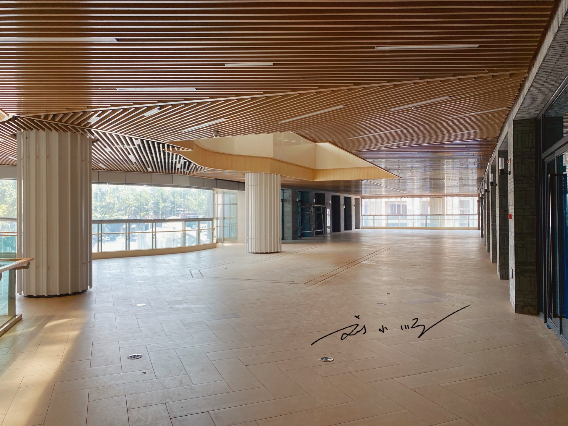 There is a strange shopping mall in Jiulongpo, Chongqing. It looks tall ...