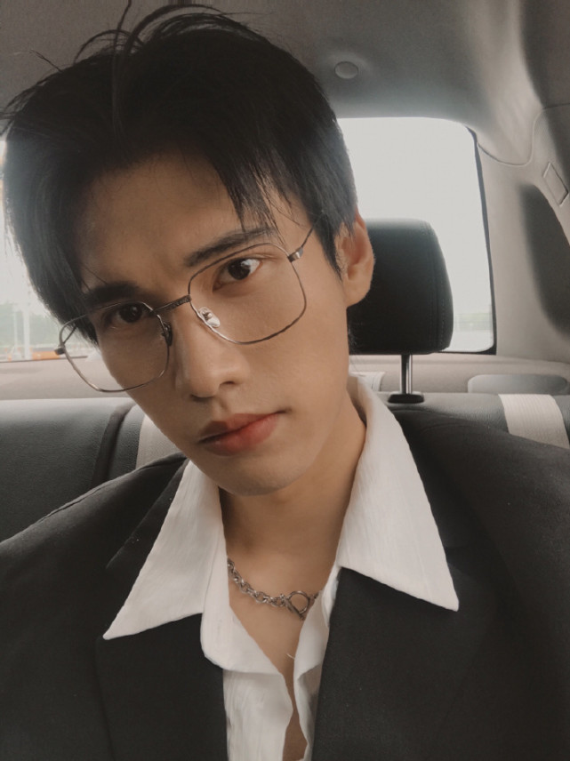 Love quickly?Zhou Yangqing and 6-year-old Chen Ruifeng joined hands to ...