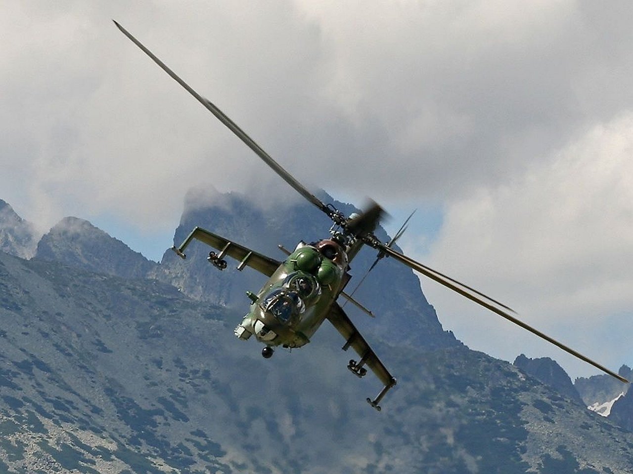The most powerful gunship Mi-24 "Doe" in the Cold War, the evil Soviet ...