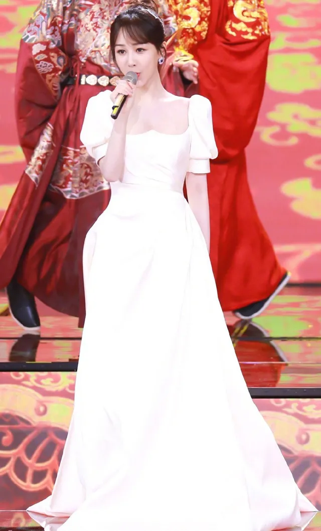 Yang Zi appeared at the May Fourth Party, wearing a satin wedding dress ...