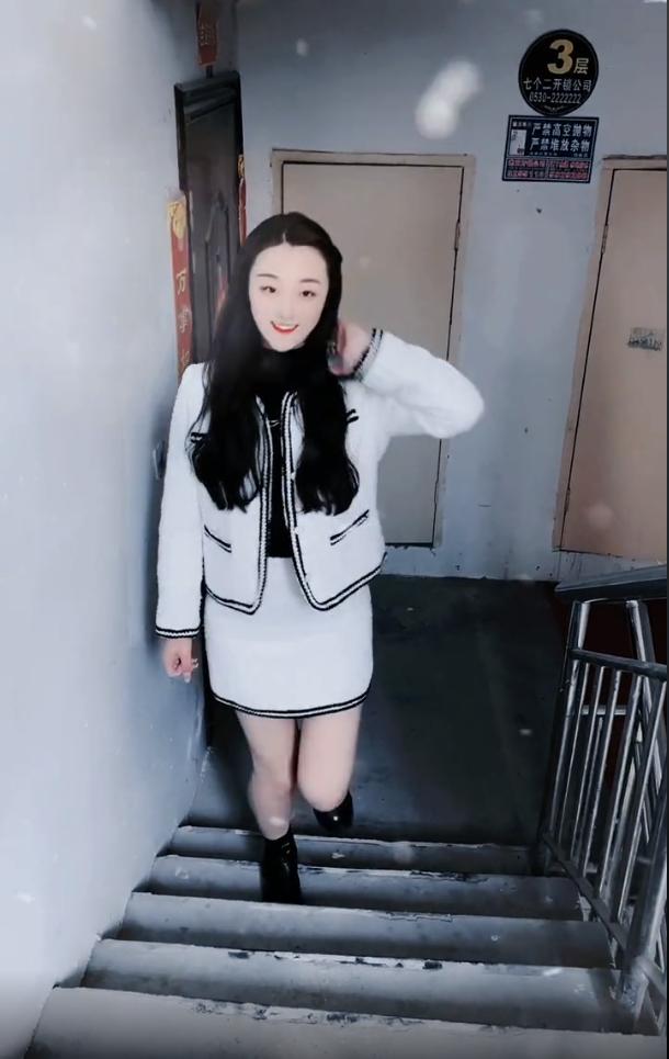 Chen Yanan has returned to her natal home!Exquisite legs and good mood ...