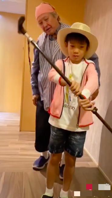 69-year-old Sammo Hung made a rare appearance!Teach grandson martial ...