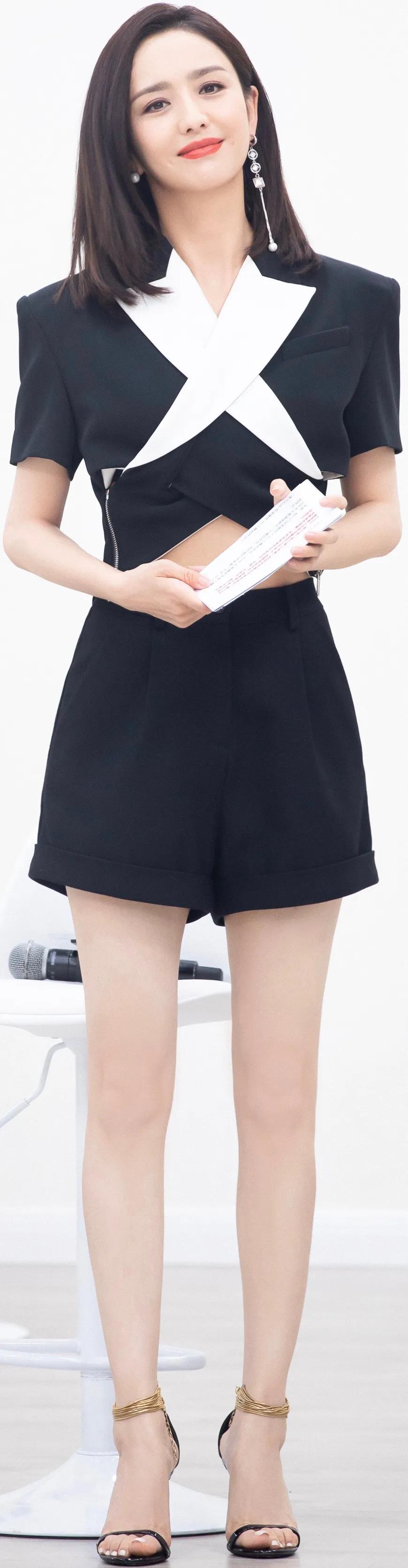 Liya Tong has high heels and long legs, a perfect woman - iNEWS