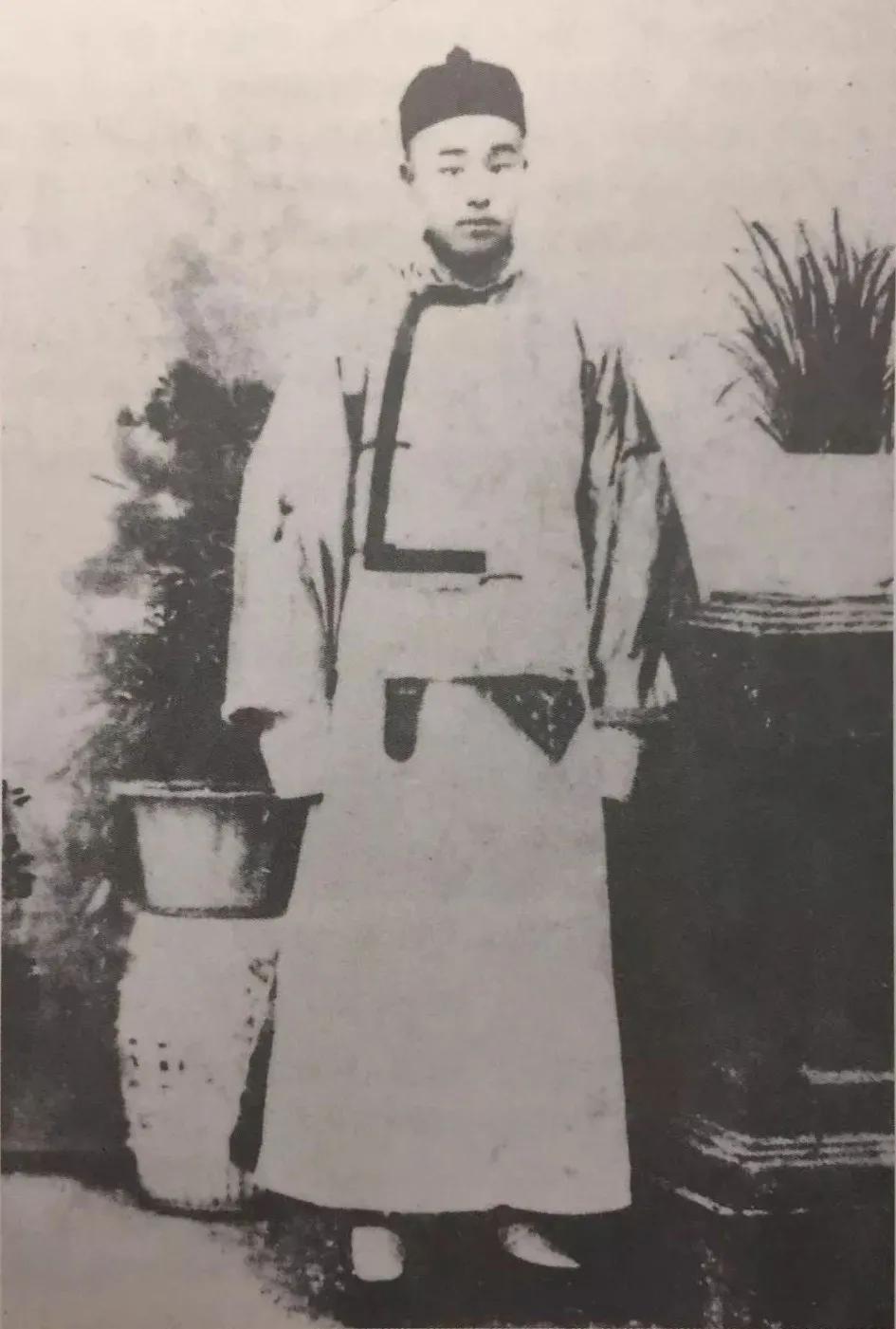 Master Hongyi: Half the glitz and half the sky - iNEWS