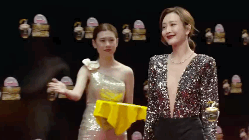 TV ceremony, Wang Dou deep V eye-catching, Zhang Yuxi black silk ...