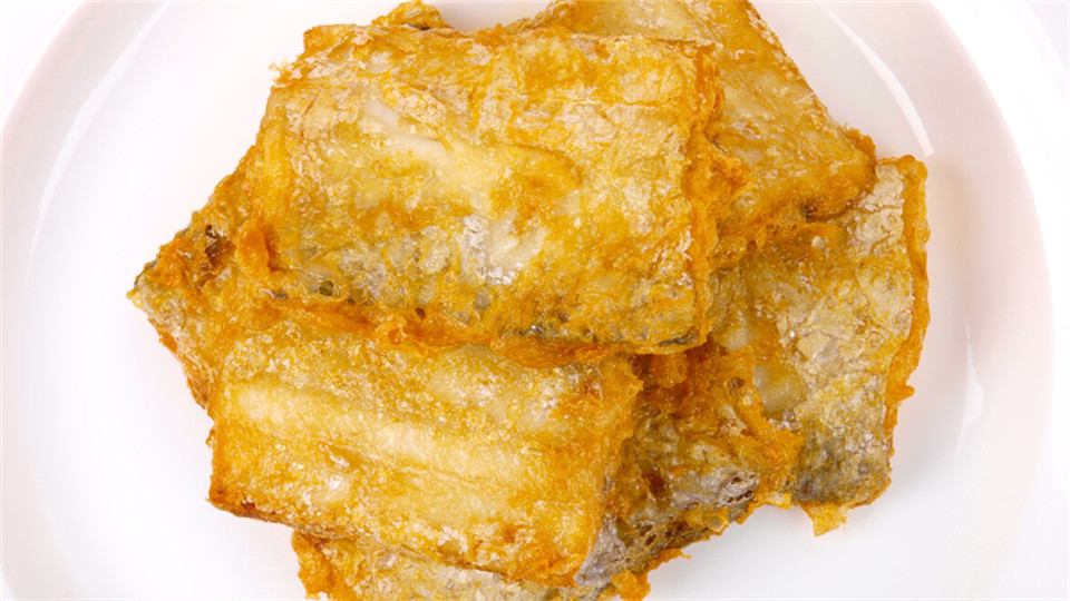 When frying fish, some people use starch and some people use flour?It's ...