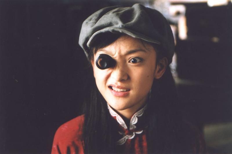 Zhou Xun's makeup photos were exposed 13 years ago. The black-framed ...