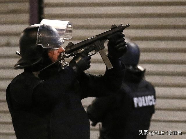 Small country imitates the Italian submachine gun: only 482 mm long ...