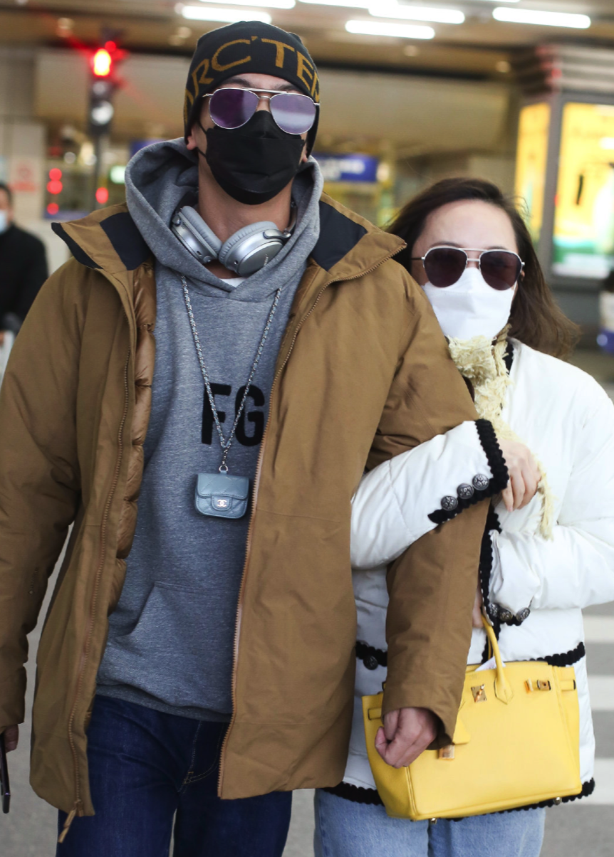 Du Jiang Huo Siyan showed up at the airport, walking hand in hand ...