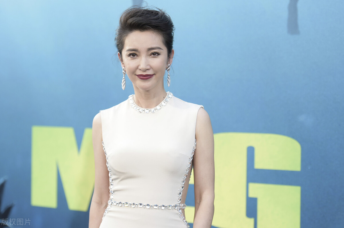 Li Bingbing: Sending Wang Zhonglei a sweet kiss to the public. She has ...