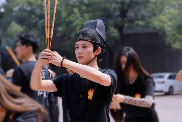 Little Fresh Meat, who was sent to a doctor for a cut finger, switched ...