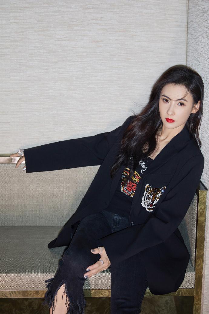 Cecilia Cheung appeared in a black and white color matching jacket ...