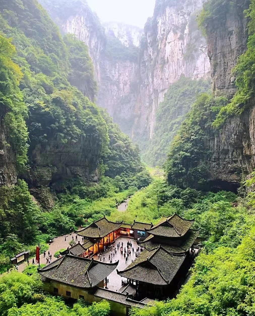 A courtyard in Chongqing, surrounded by cliffs, Zhang Yimou filming ...