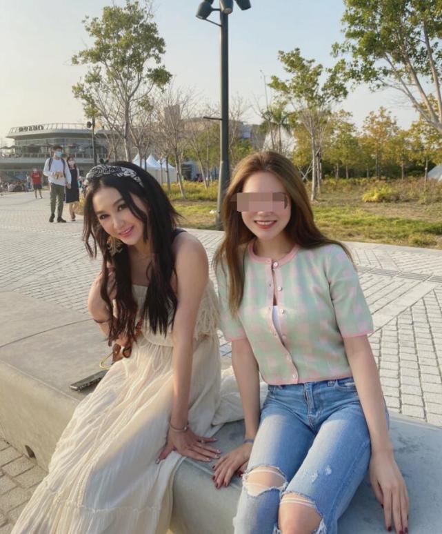Netizens even met Wenxia, wearing a hamlet of a long dress, 55 years ...