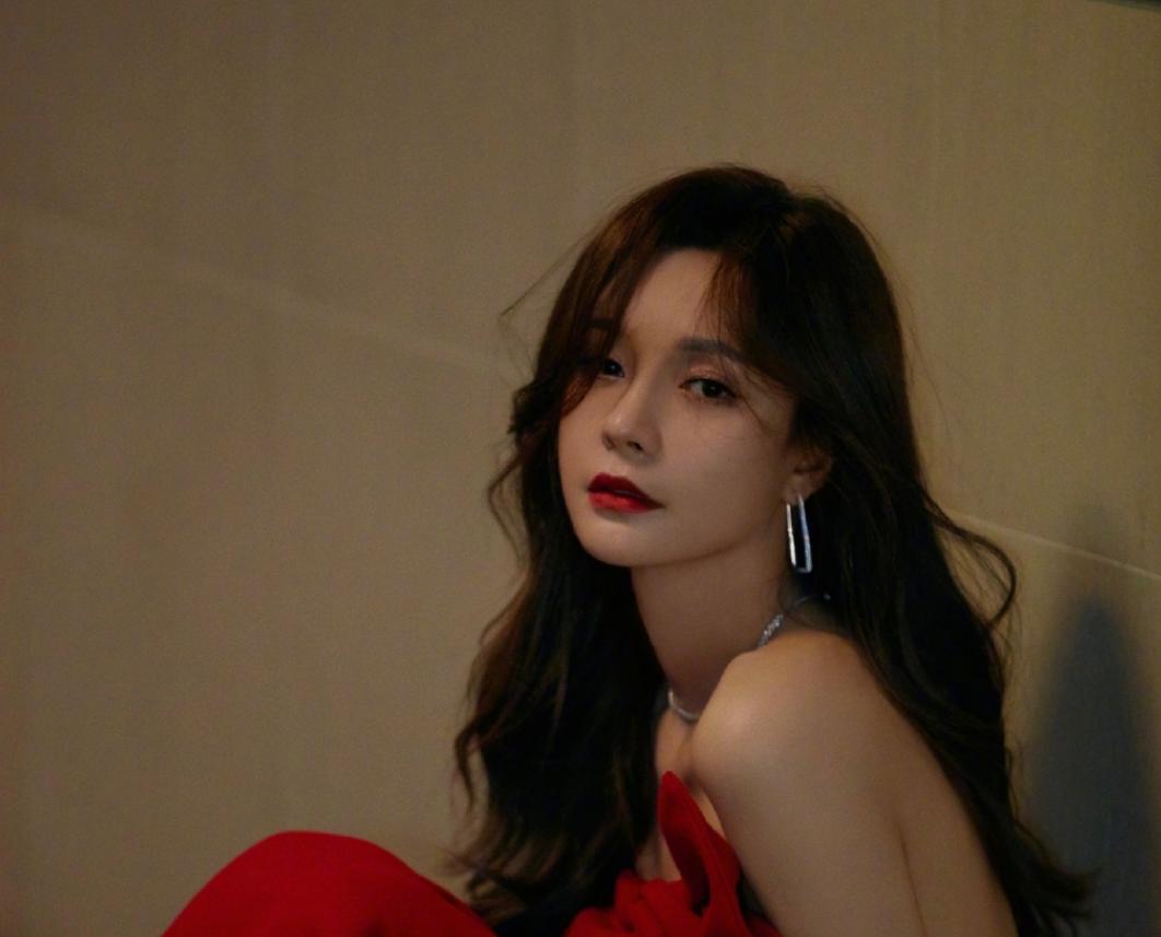 Shen Mengchen and Liu Wei's early photo exposure, swimsuit appearance resembles a couple - iNEWS