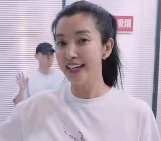 48-year-old Li Bingbing's activity photos were exposed. His expression ...