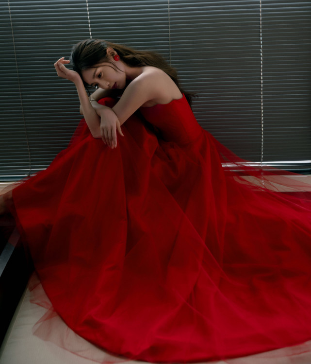 Charming red rose! Jiang Shuying's red dress on the Spring Festival ...