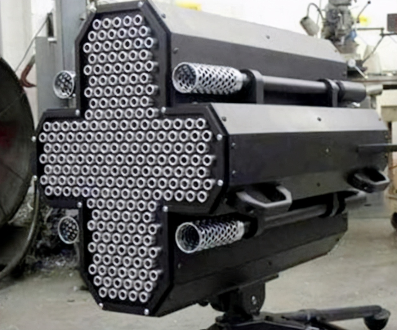 Nicknamed "Metal Storm", he shoots 1 million bullets per minute ...