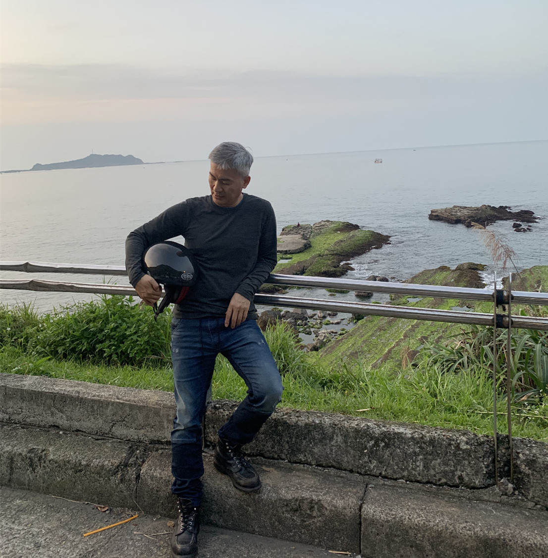 Huang Wenhao celebrated his 59th birthday alone, with gray hair and big ...