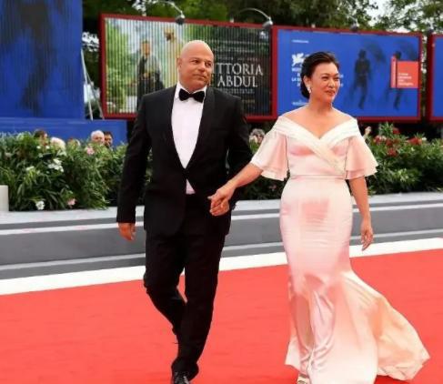 Shi Ke is as real as Gong Li, with full belly and walking on the red ...