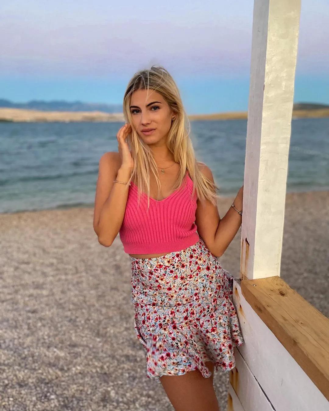 The beautiful fashion model anja keca, more than enough, light and not self-sustaining - iNEWS