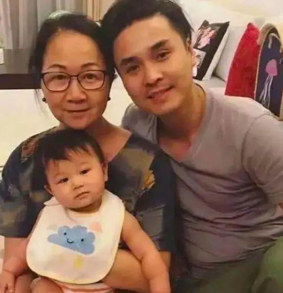 Myolie Hu took photos of her mother-in-law with her baby. Li Yiting was ...