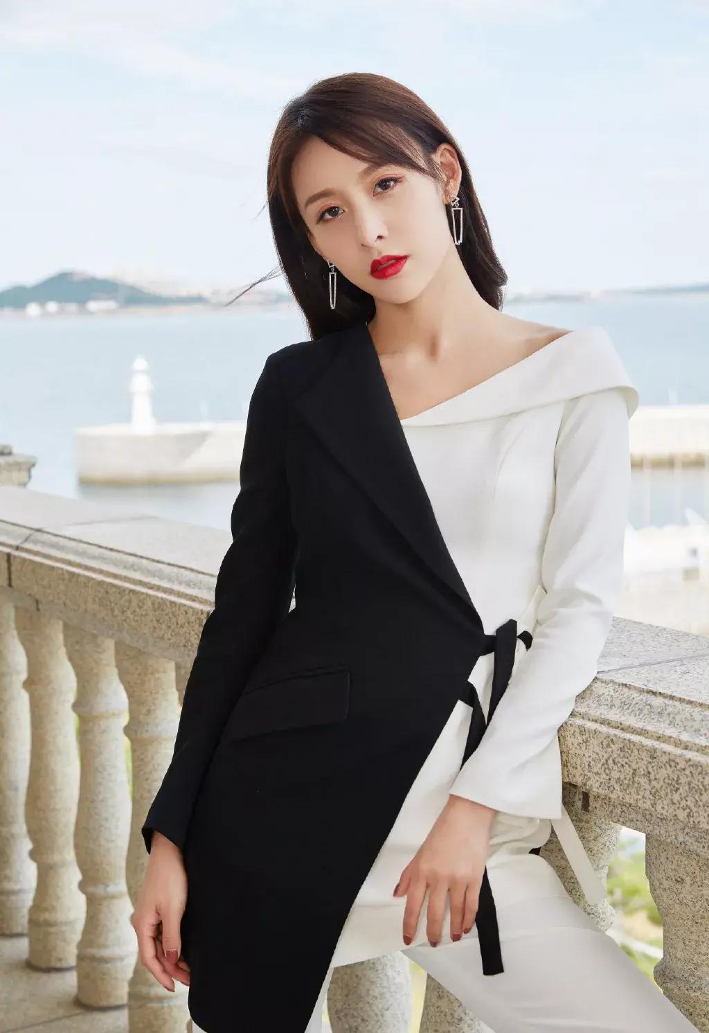 Elegant temperament, full of femininity one by one Jia Qing - iNEWS