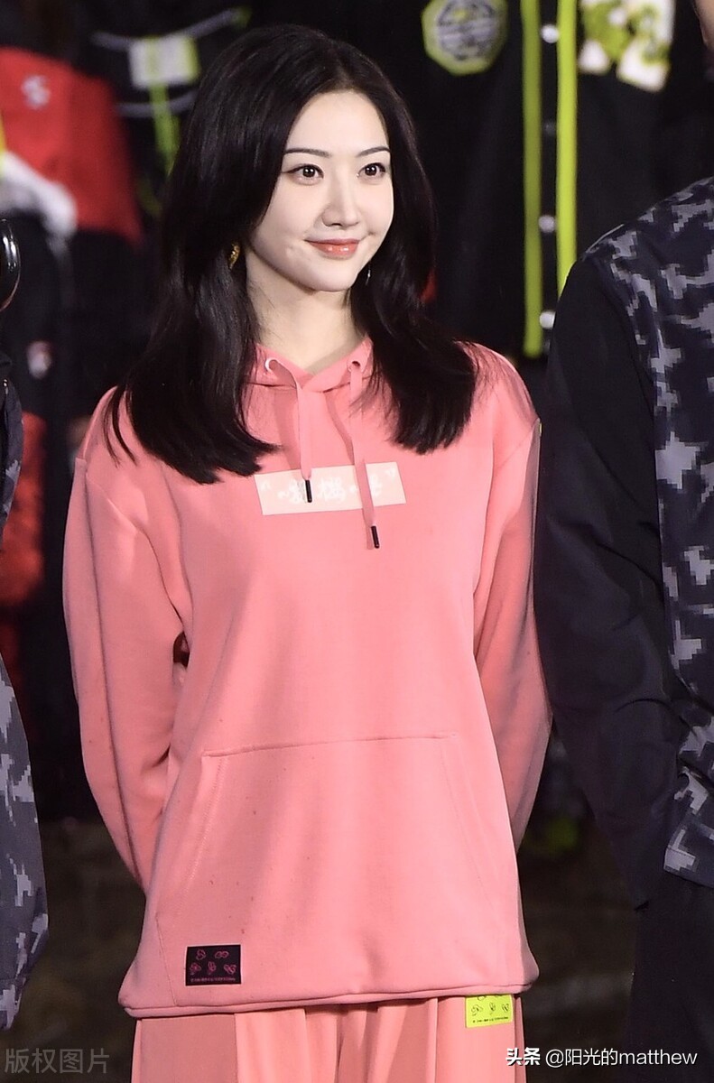 Street shot: Jing Tian pink sweater suit casual and sweet - iNEWS