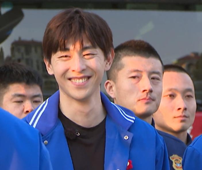 The firefighter introduced himself, Deng Lun laughed many times, and ...