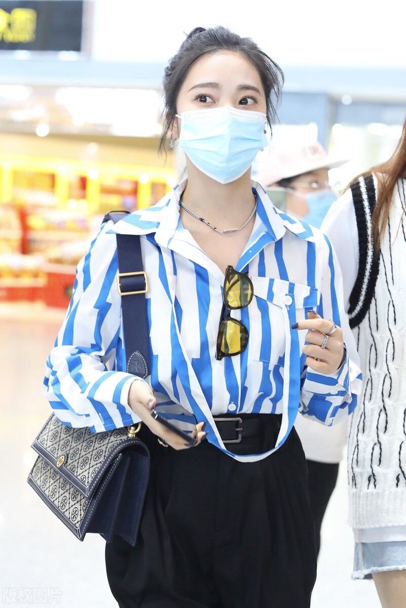 Dou Jing is a childlike fan. Wearing a striped top with a hollow knit ...