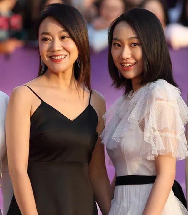 Yan Ni's daughter Zou Yuanqing's love affair is exposed!Going home after dinner with fresh meat ...