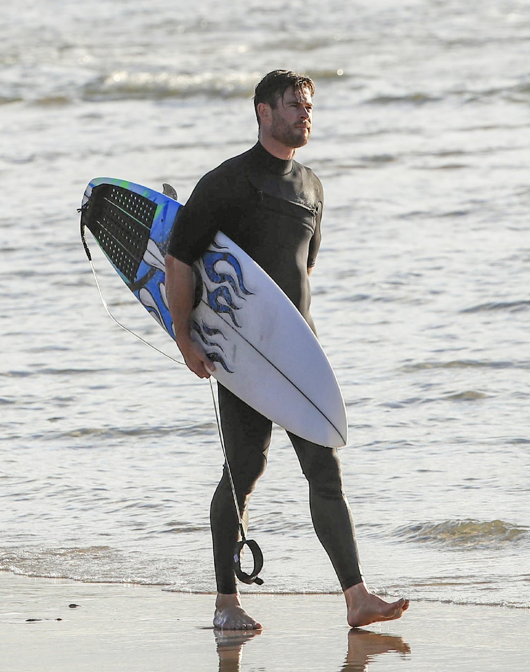 38-year-old Raytheon took his baby to surf again!Show off 8 pack abs in ...