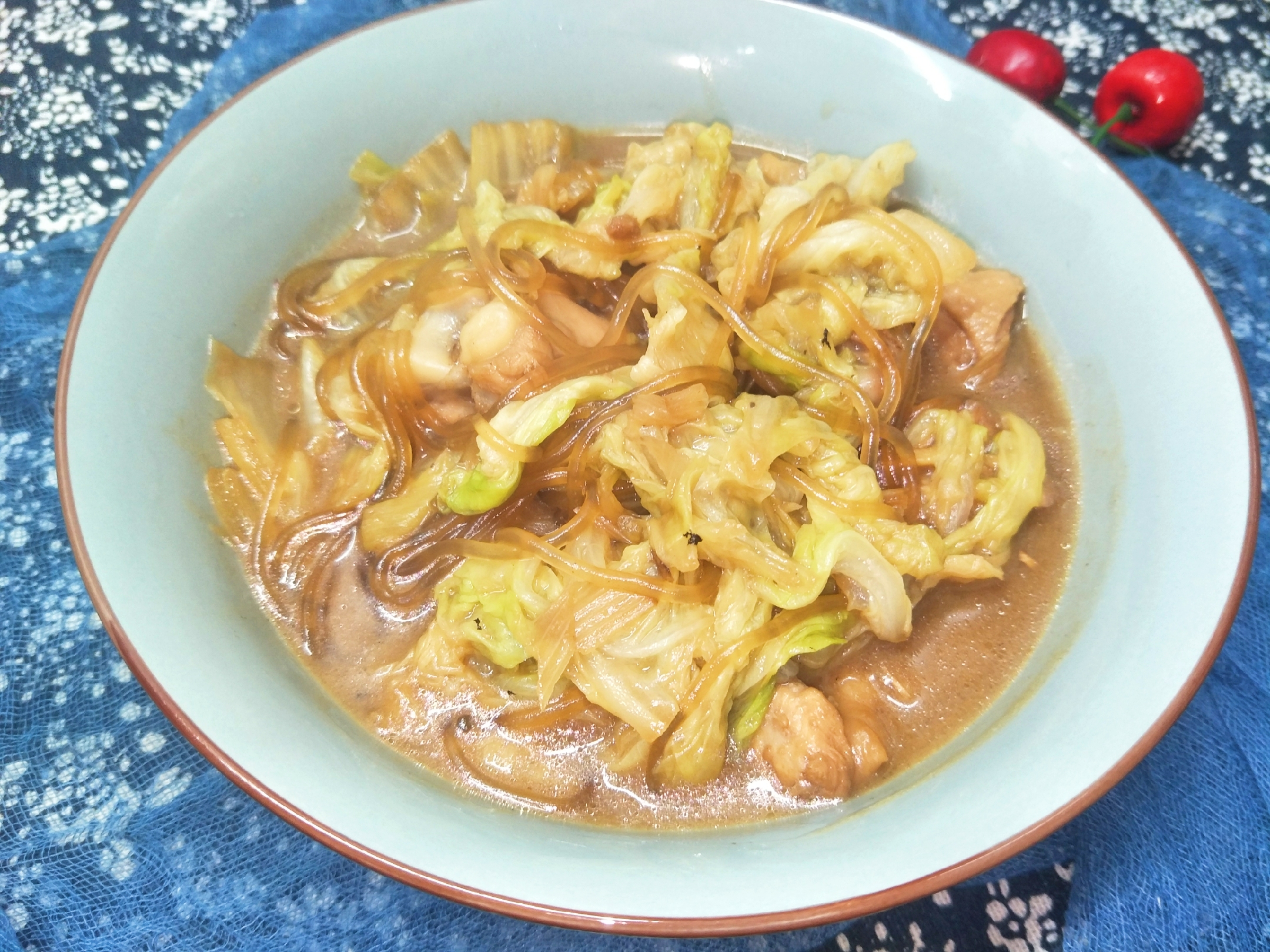 Chicken leg stewed cabbage, teach you how to eat it, the cabbage is ...