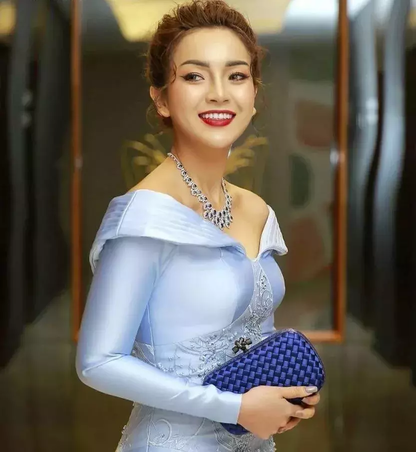 The super-good-looking Myanmar lady, the collision of innocent and ...