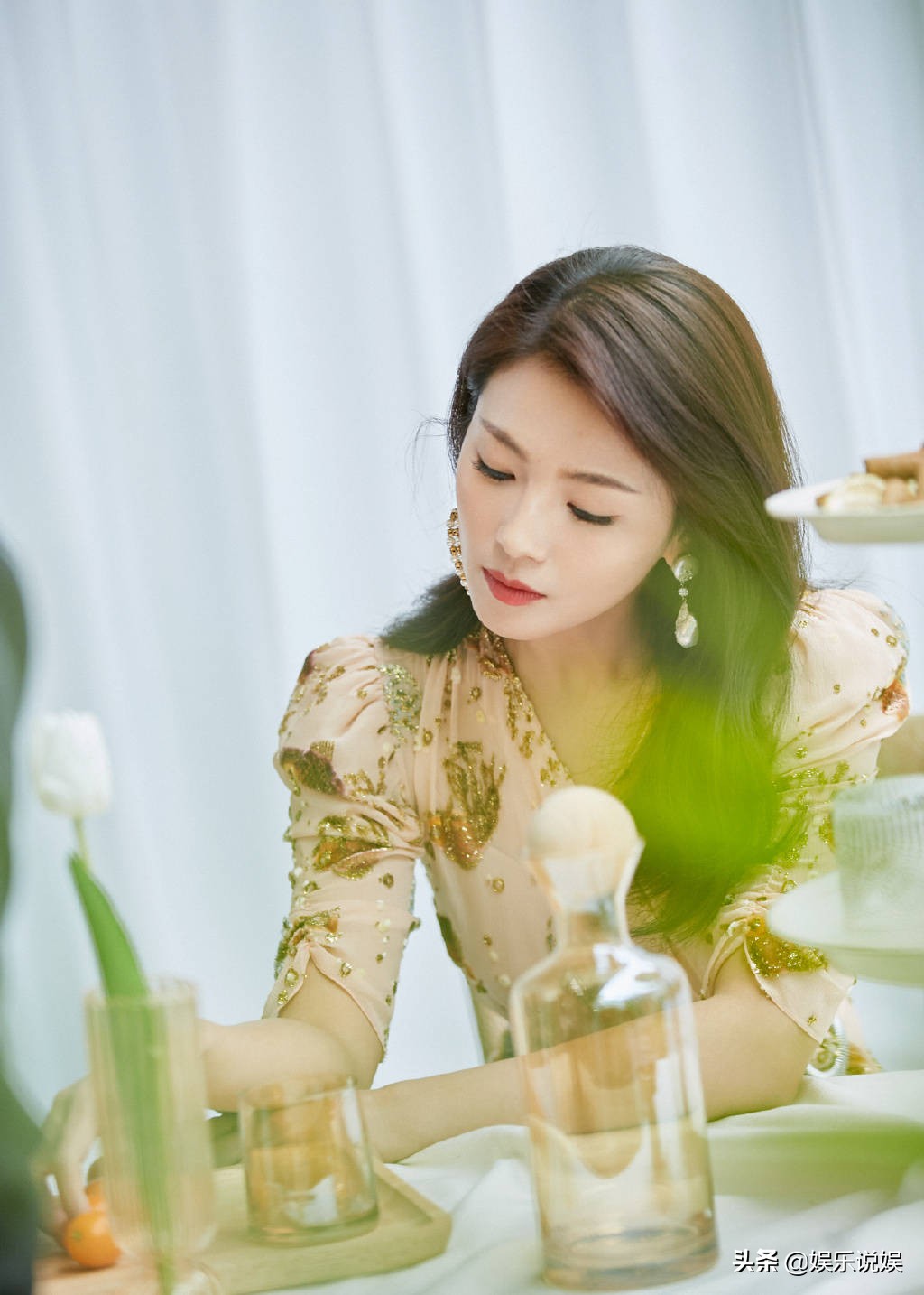 Liu Tao wears a high-slit long skirt with a strong sense of spring ...