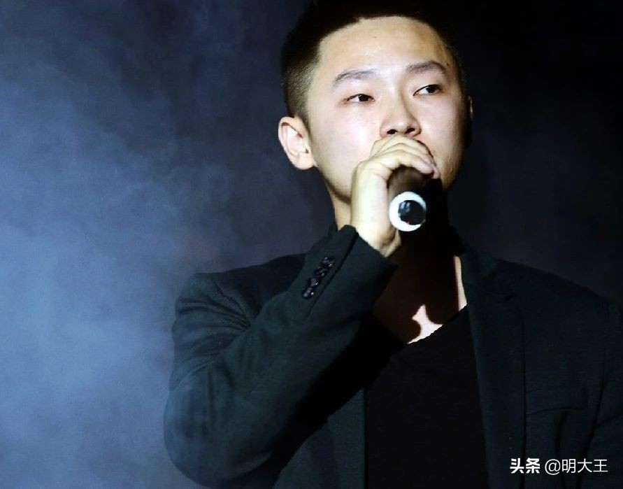 Na Ying went to the "Voice of China" ten-year appointment, and said "I ...