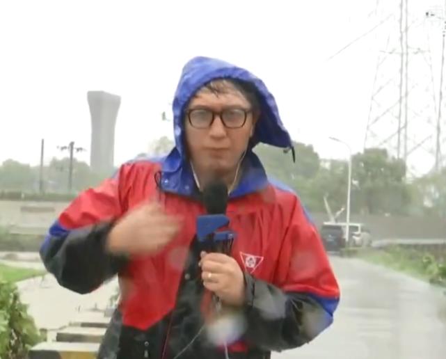 One brother, Hua Shao, became a reporter reporting the typhoon, wearing ...