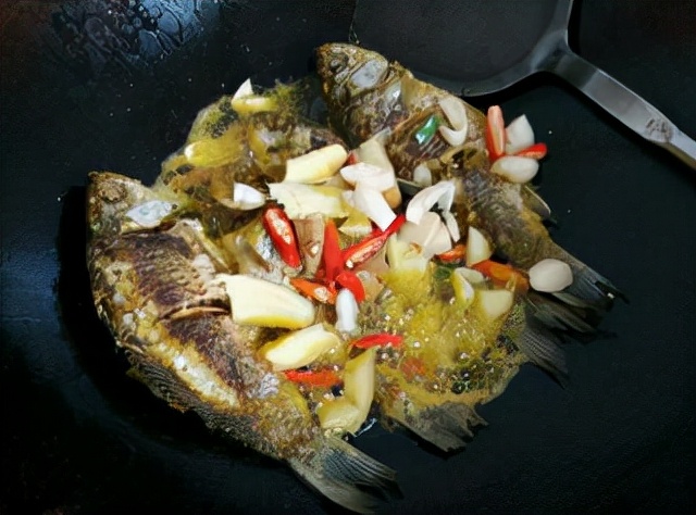Braised crucian carp - iNEWS