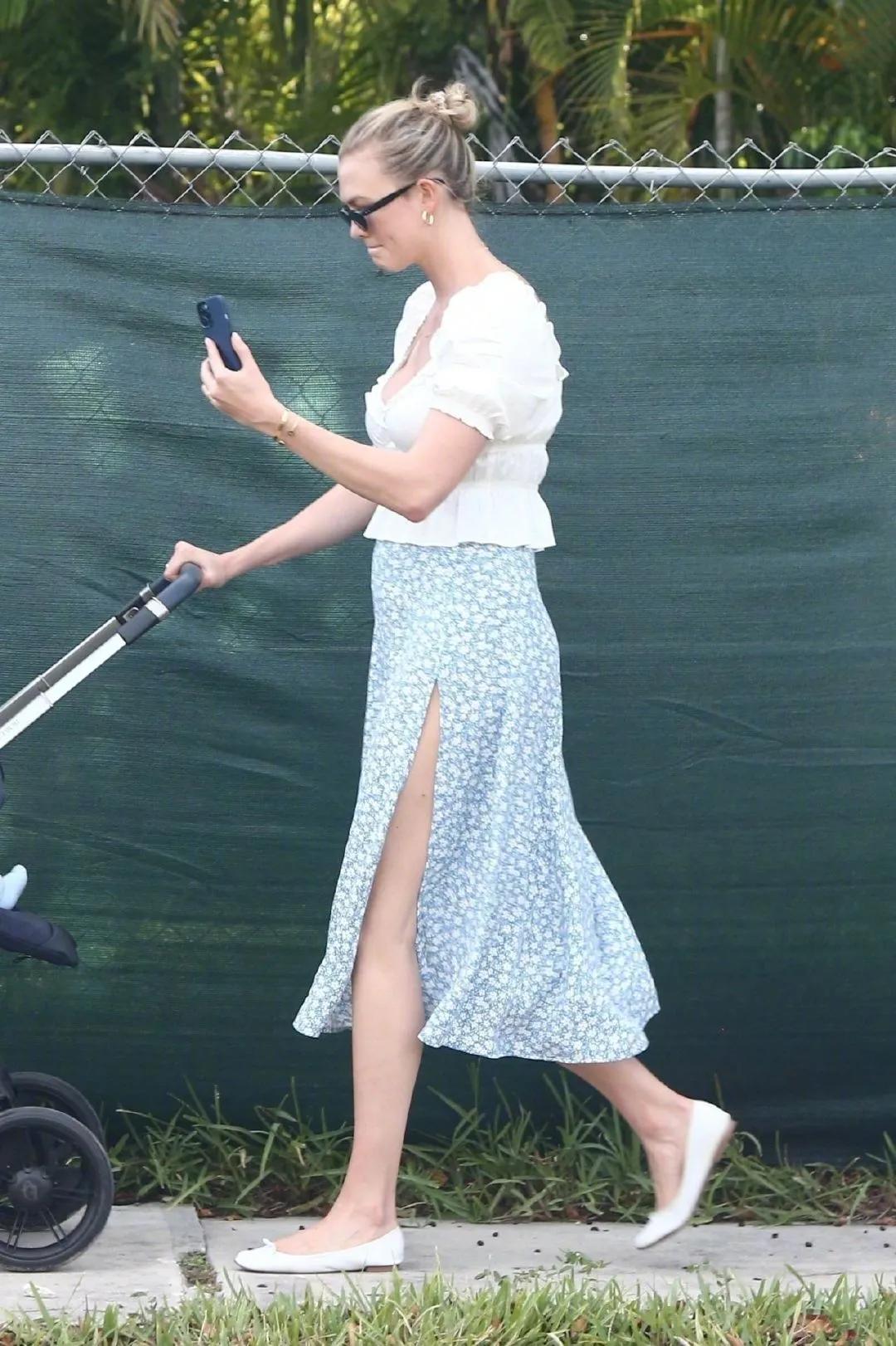 Novice supermodel mother Carly Klaus walks her baby on the streets of ...