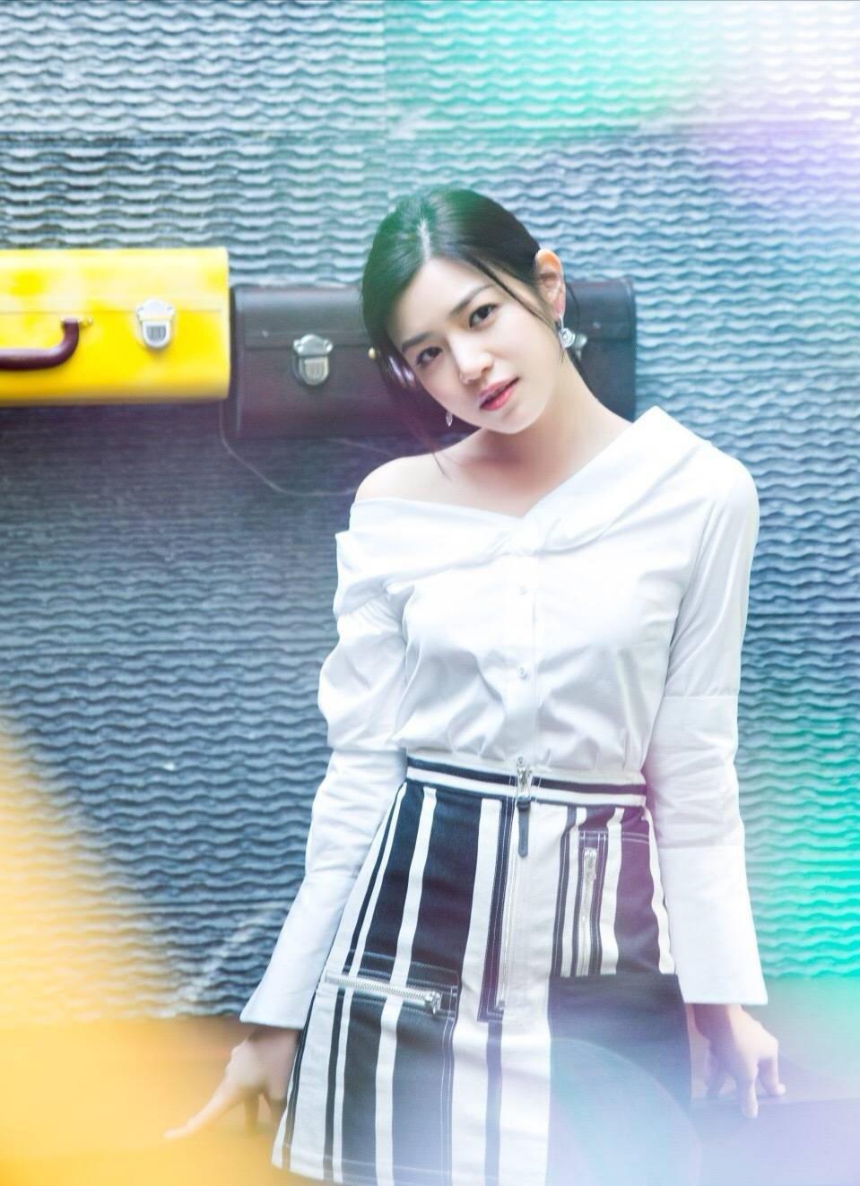 Chen Yanxi's motherhood really let go of the consequences! A long black dress looks ordinary ...