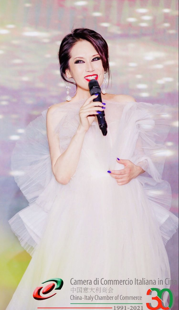 Singer Ye Lu was invited to attend the 11th 2021 Golden Panda Awards ...