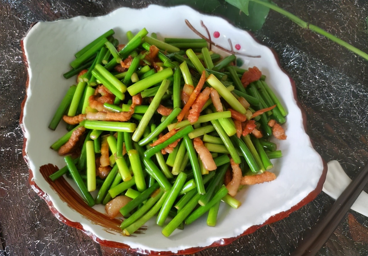 Stir-fried garlic moss like this, it is crispy, green and tasty, share ...