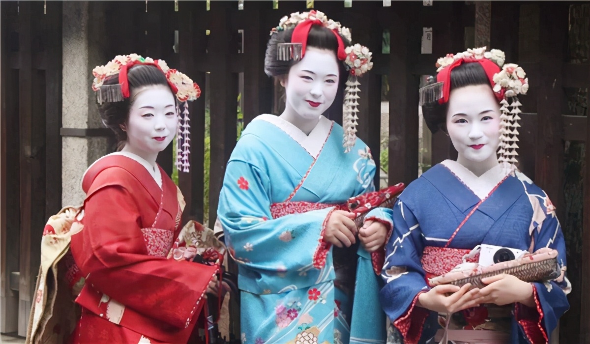 Why do Japanese samurai always carry a big burden when they fight? What ...