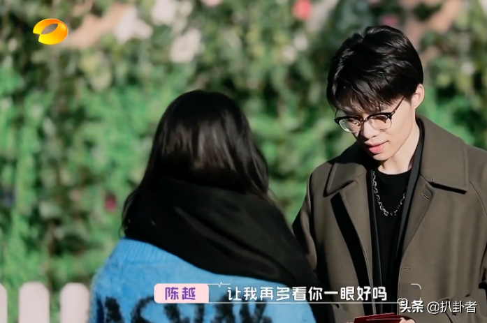 Huang Yi holds hands with Cui Wei, and her daughter makes her debut in a luxury suit. Huang Yi ...